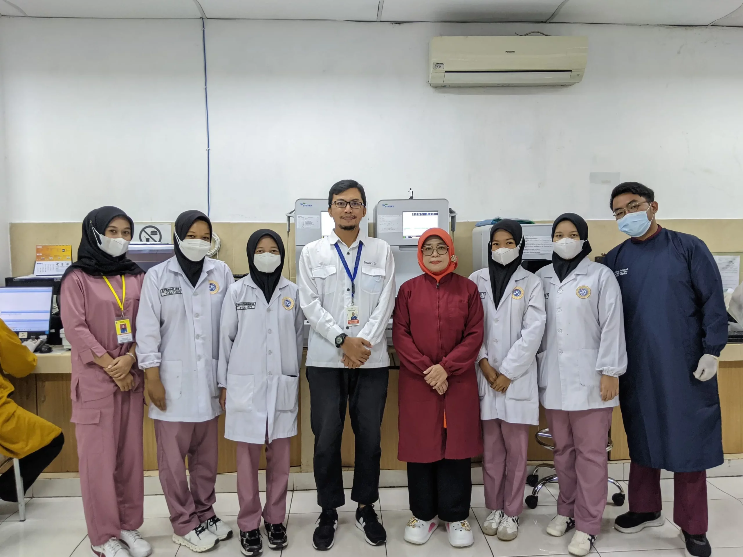 Menjadi Profesional di Dunia Laboratorium - Fakultas Vokasi Universitas ...
